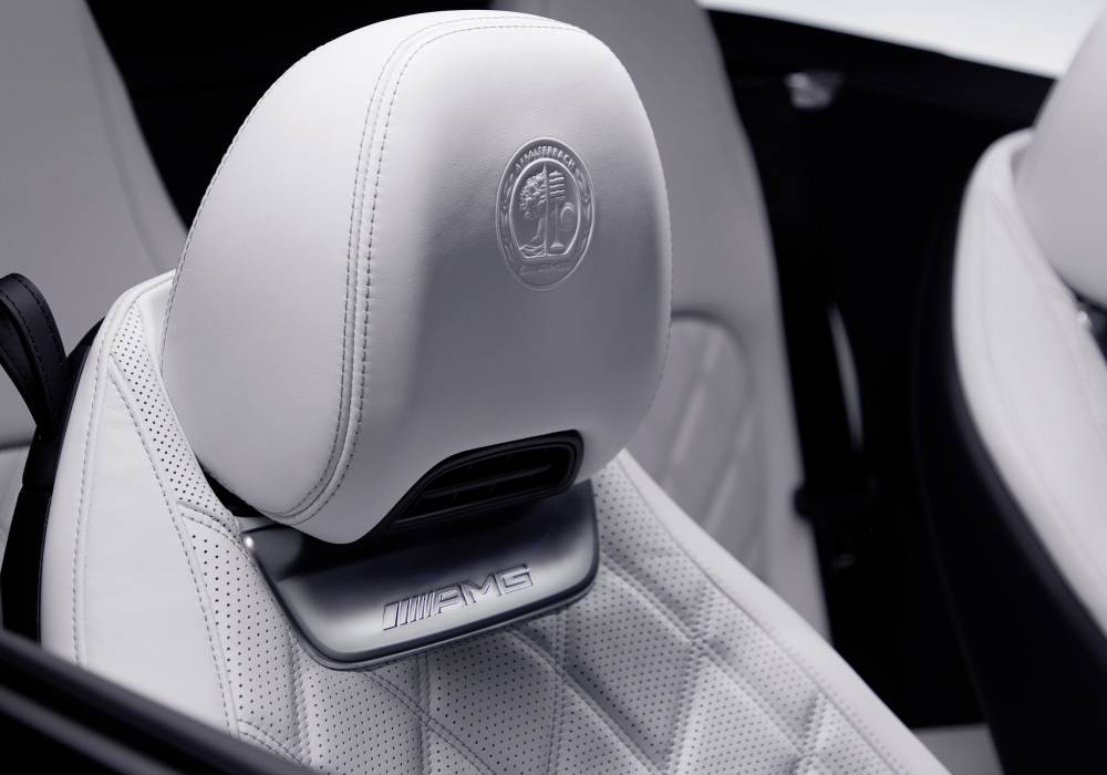 StriveME - نظرة حصرية على مقصورة سيارة SL الجديدة من مرسيدس AMG